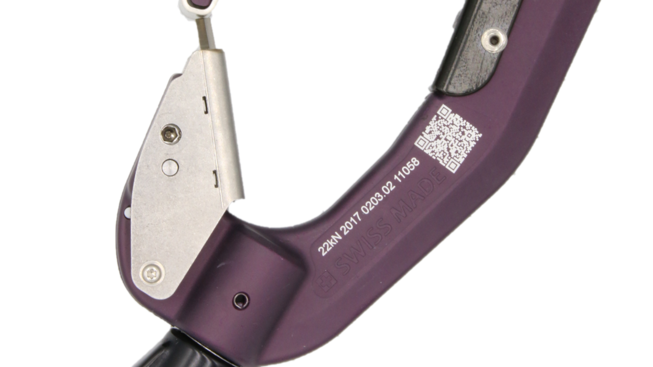 Kanhook Ultimate: mobile connection device with automatically closing safety latch. Now open ...